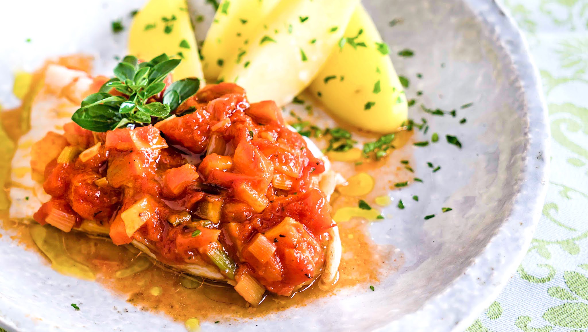 stuttgartcooking: Fisch-Filet mit einer Tomaten-Gemüse-Sauce und Kartoffeln