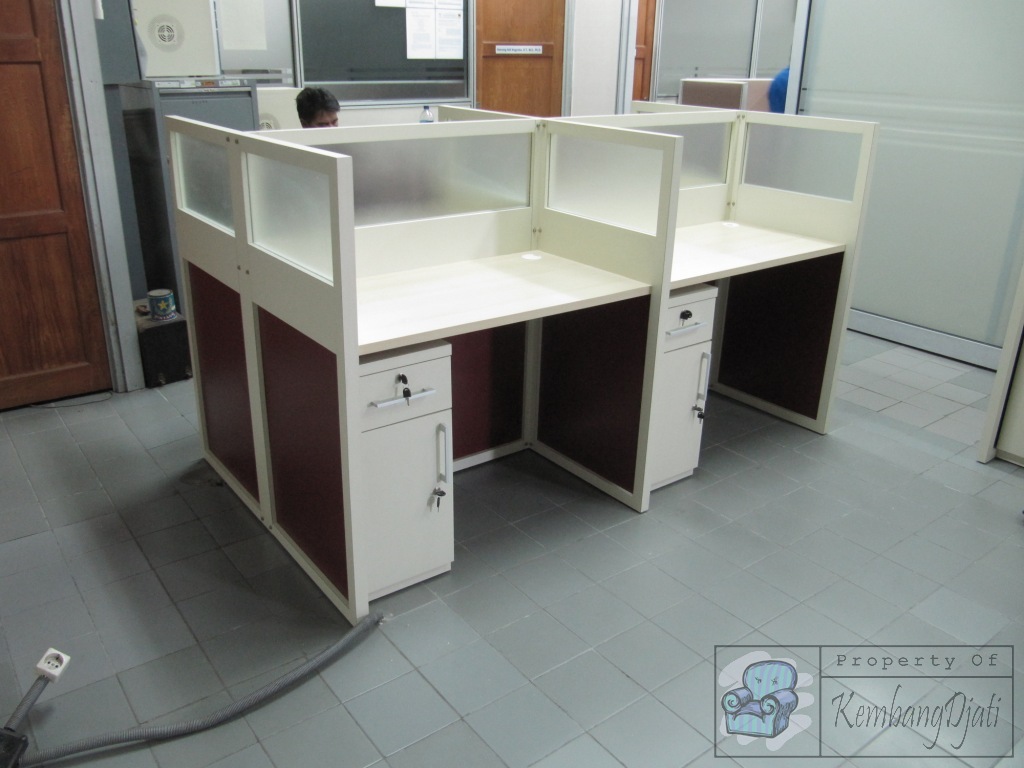 Meja Partisi Kantor Cubicle Workstation Untuk Kampus UGM | Cubicle ...