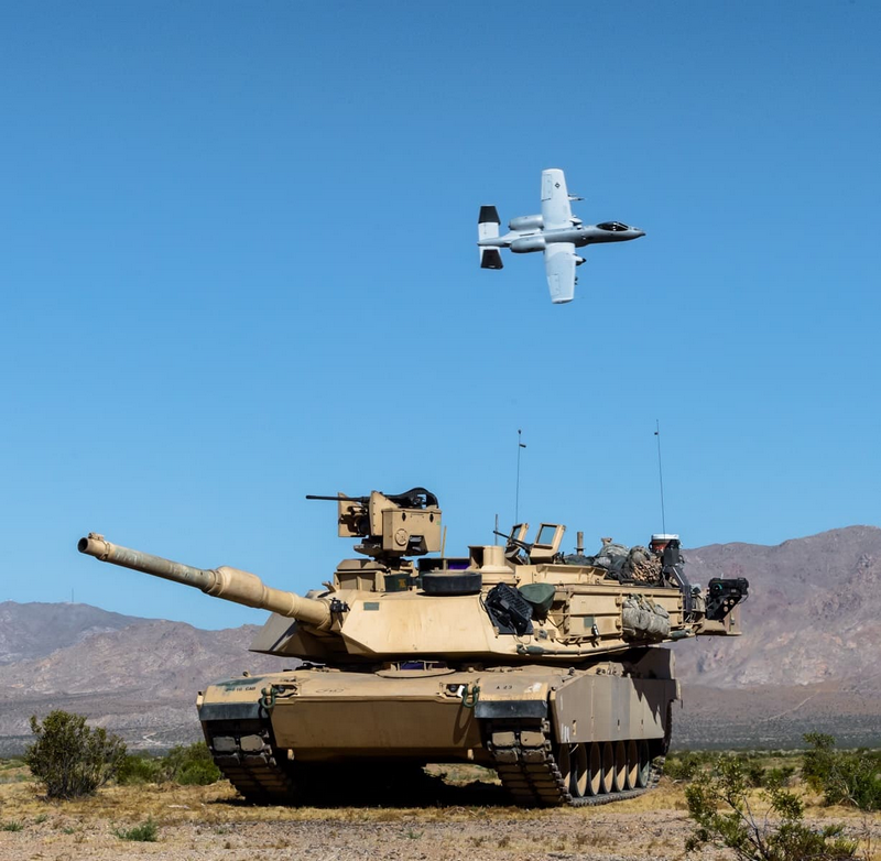 desarrollo defensa y tecnologia belica: A-10 C Thunderbolt II y M1A2 Abrams realizan ejercicio ...