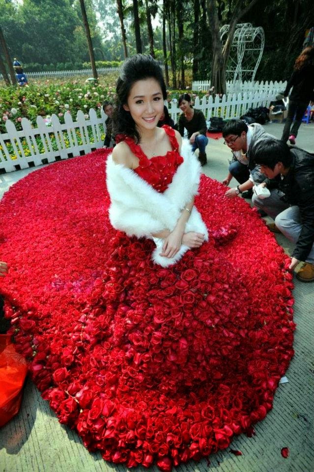 All About Our Passion: Impressive Dresses Made Up Of Real Flower...