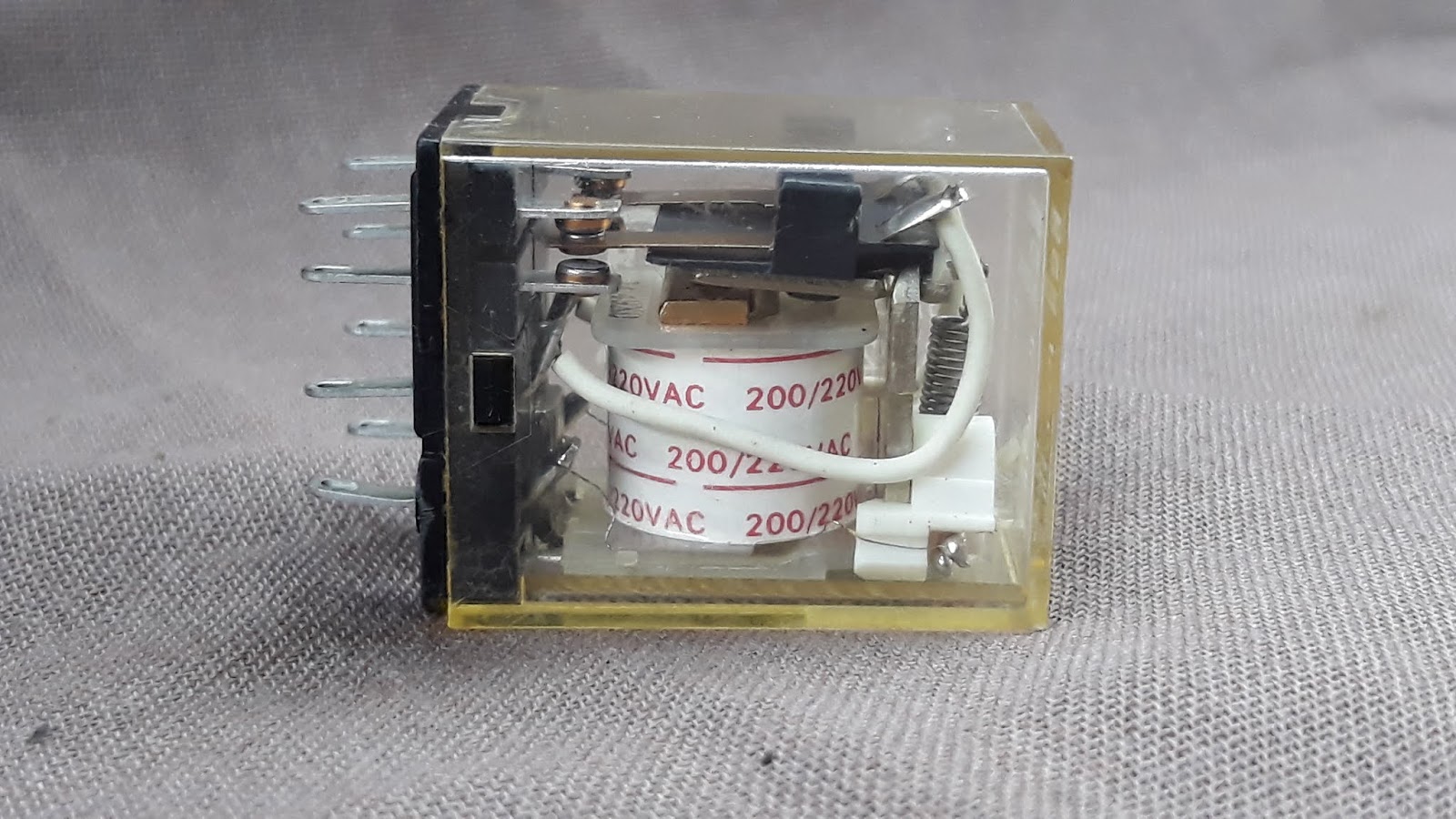 OMRON MY2N 200-220 VAC 2 POLE RELAY