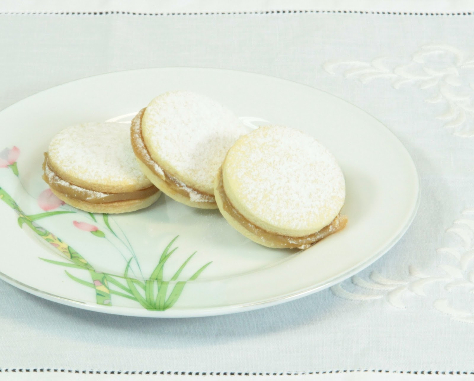 Bolachas recheadas com doce de leite