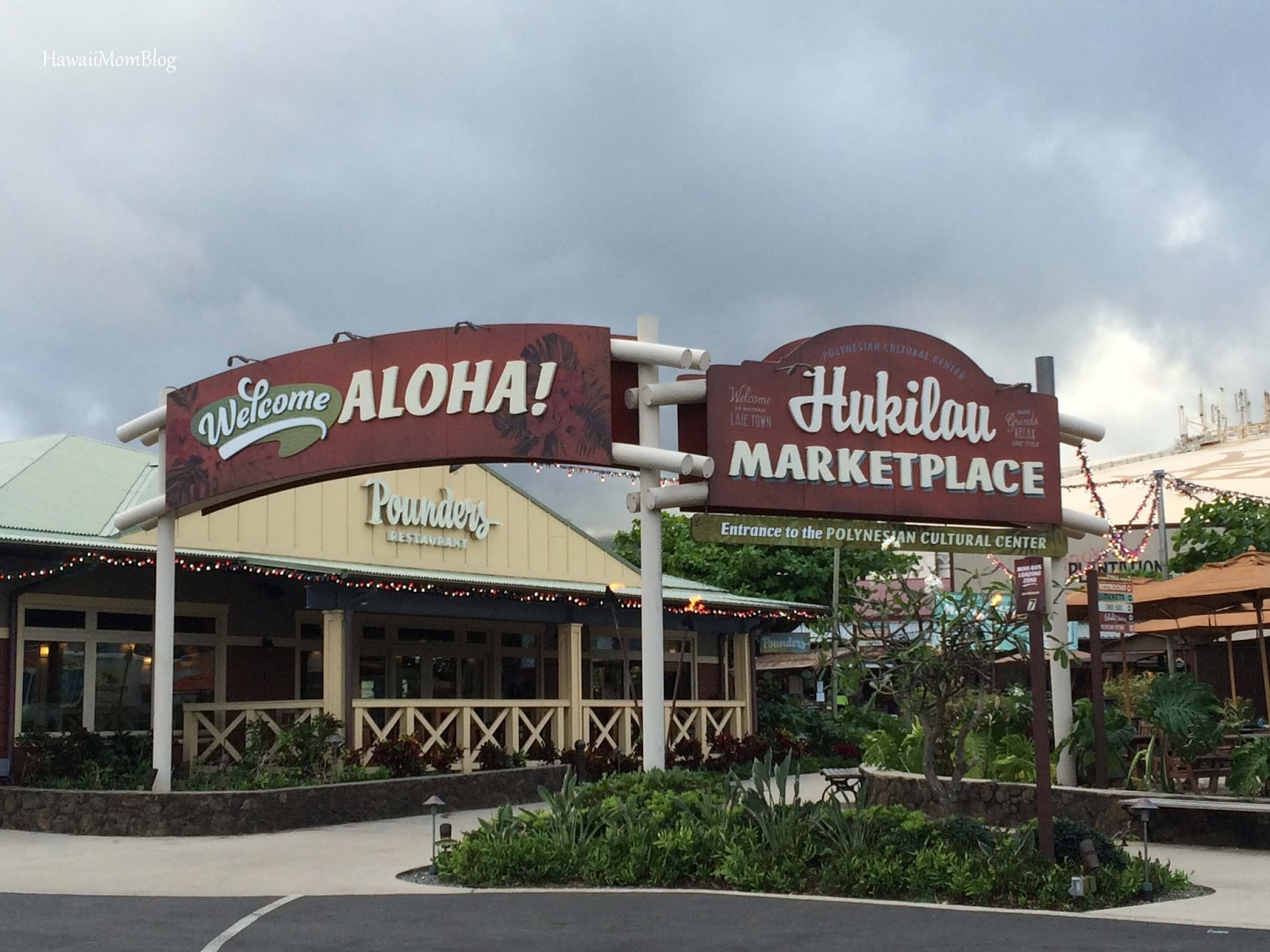Hawaii Mom Blog: Family Fun at Hukilau Marketplace