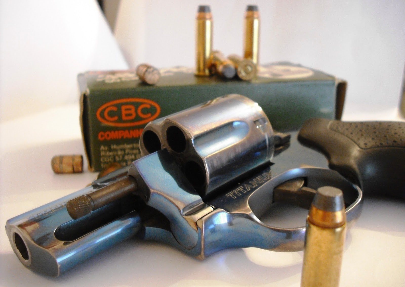 ¿PISTOLA O REVÓLVER? El eterno dilema...