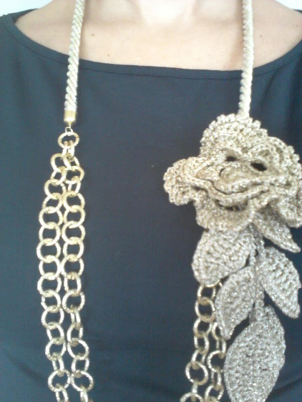Pedacitos de vida: Collar con cordón en dorado