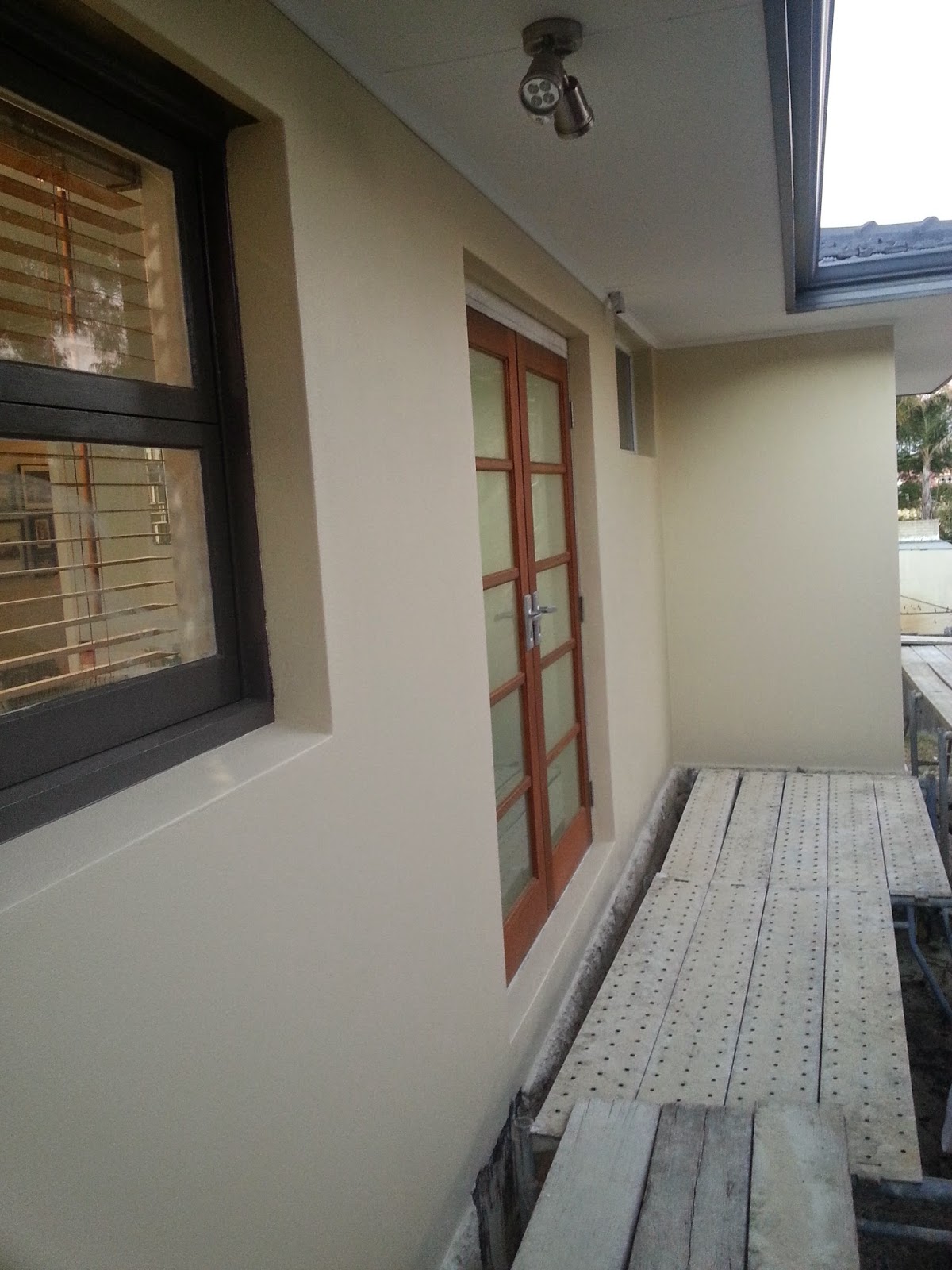 Jarrah Jungle: Painting The Exterior Walls And Window Frames With Dulux ...