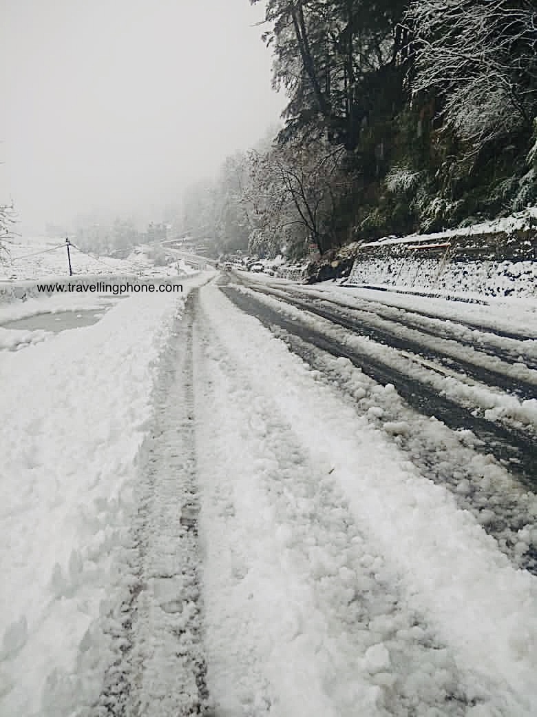 First snowfall of this season in Kullu-Manali | Season's first snowfall | TravellingPhone