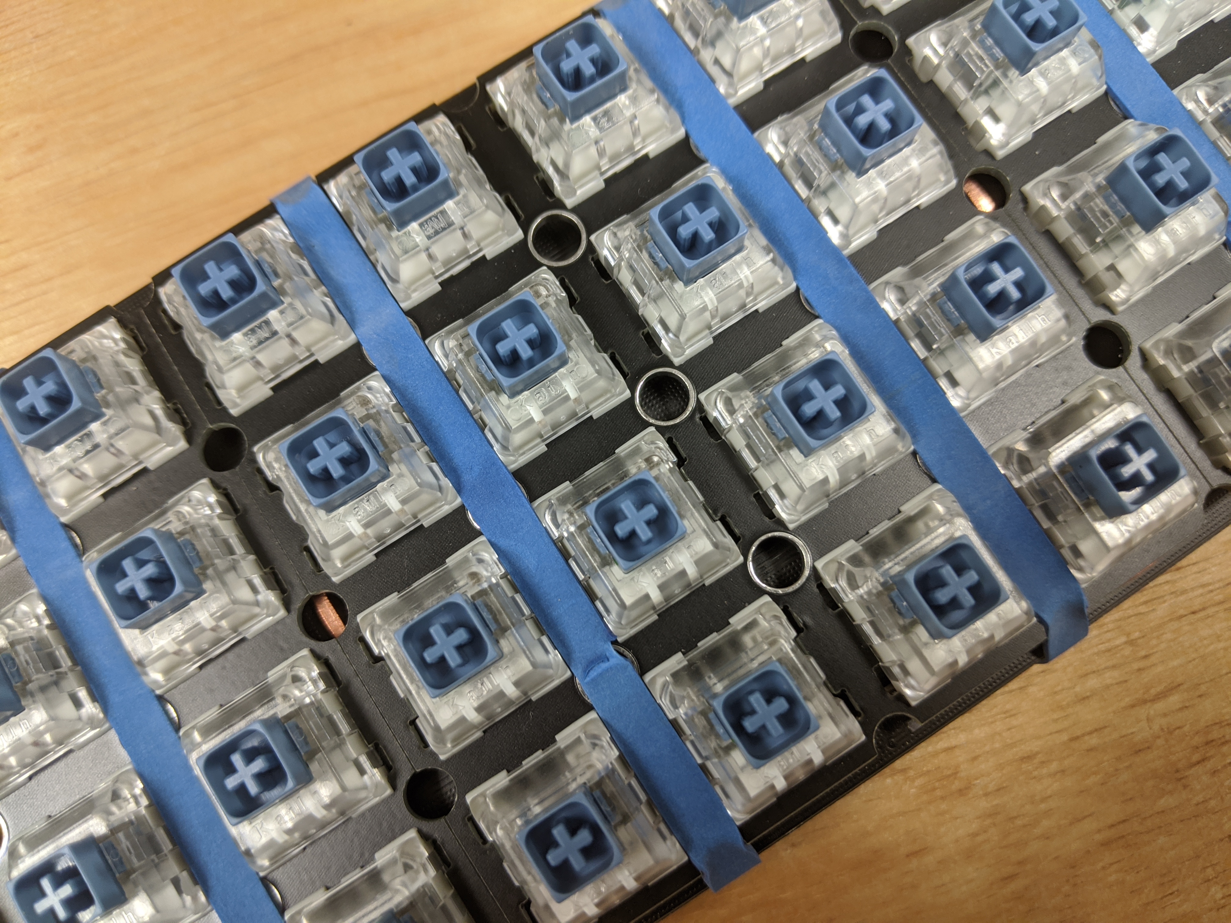 40% Keyboards: blue rubber bands