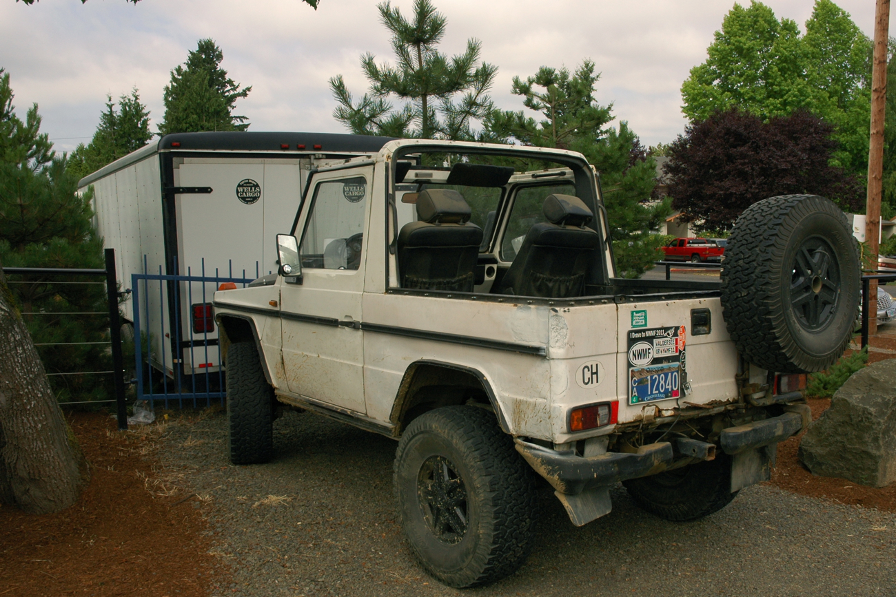 OLD PARKED CARS.: 1980 Mercedes-Benz 230G.