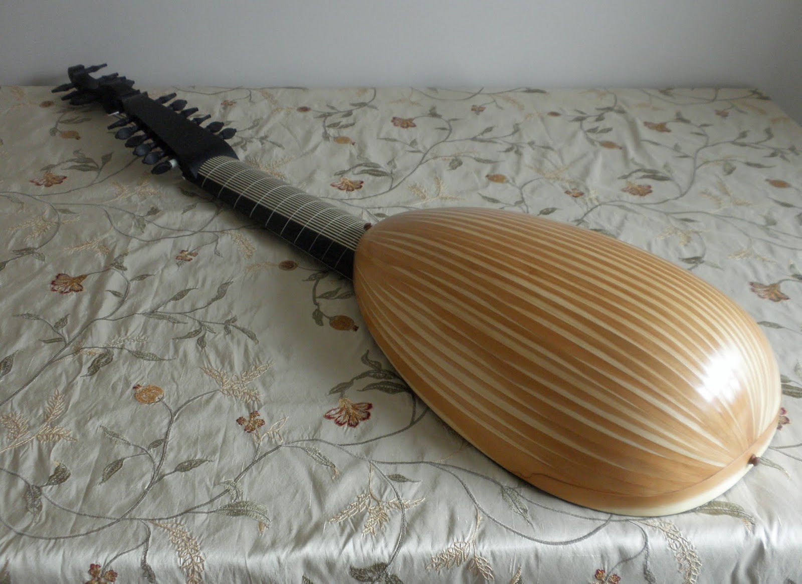 Buying a Lute: Baroque lutes
