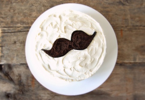 DECORAR PASTELES CON MOSTACHOS