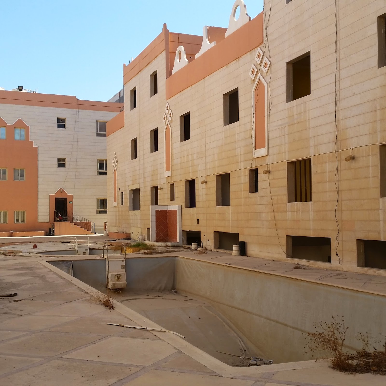 Life in Kuwait Blog: Flamingo Oasis- Abandoned