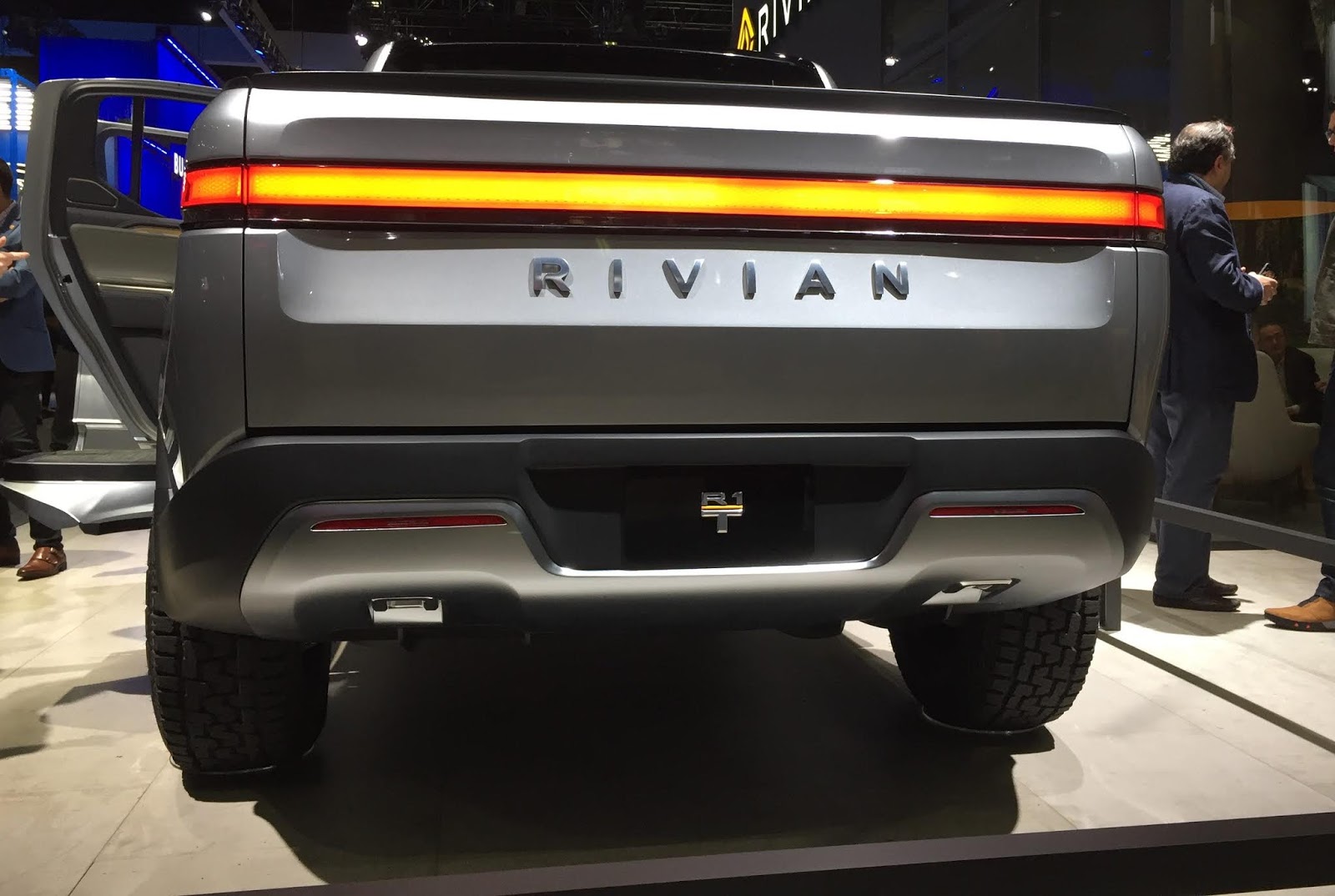 Tesla : Rivian R1T’s new tailgate patent makes for effortless loading ...