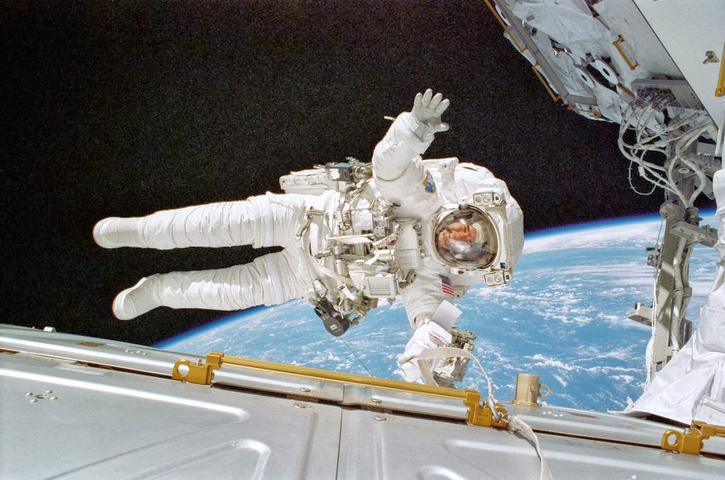 25 Amazing Photographs That Capture Astronauts Make Walking in Space ...