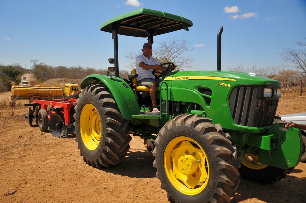 ACOAR - LAGOA DO BARRO - RECEBE TRATOR NOVINHO COM IMPLEMENTO AGRÍCULA