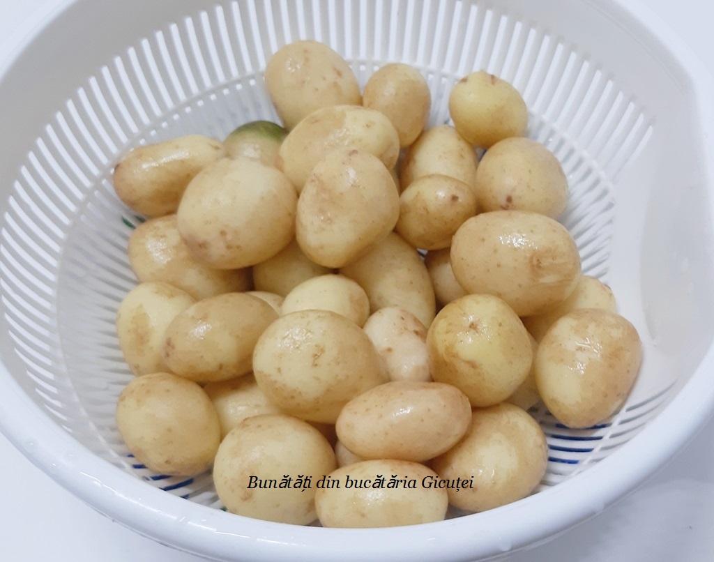 Cartofi noi fierti si rumeniti in cuptor - Bunătăți din bucătăria Gicuței