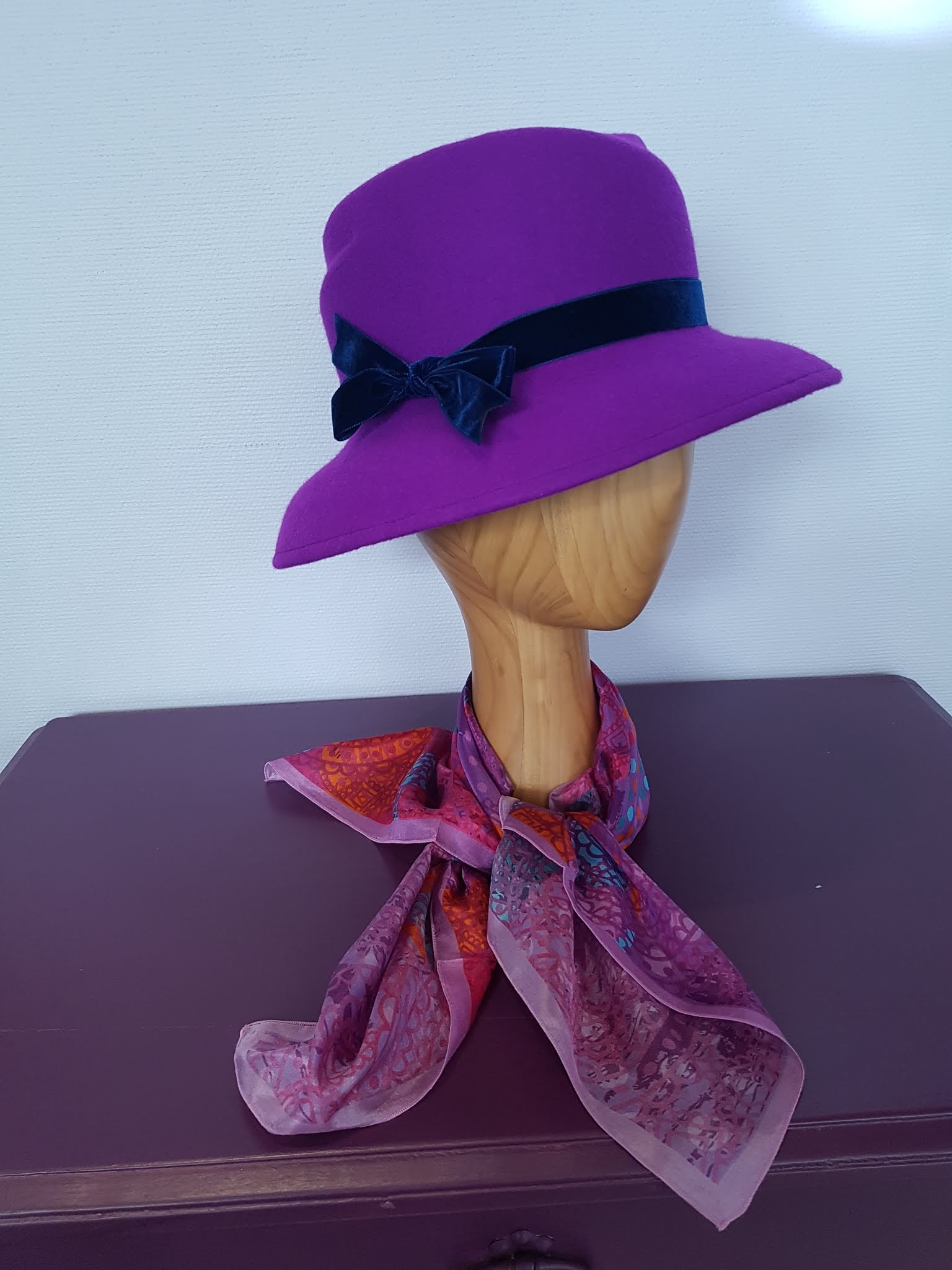 Capeline clochante feutre de laine mérinos violet