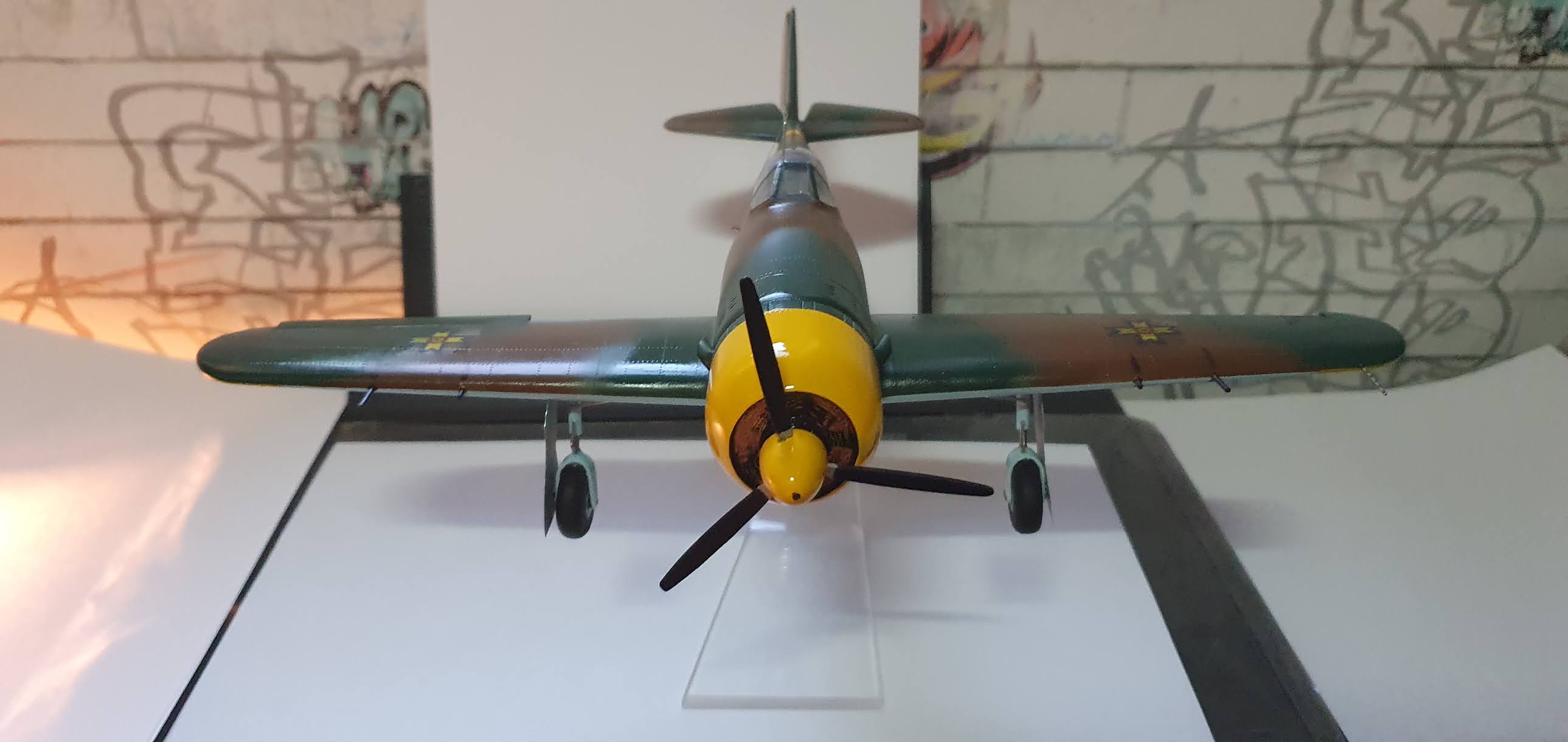 Machete avioane lemn la comandă...