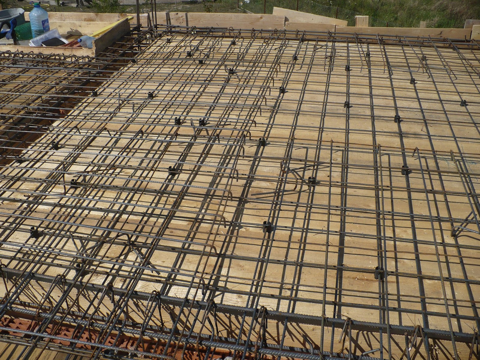 Arhiconstruct: Cofrare placa beton si armare cu bare independente