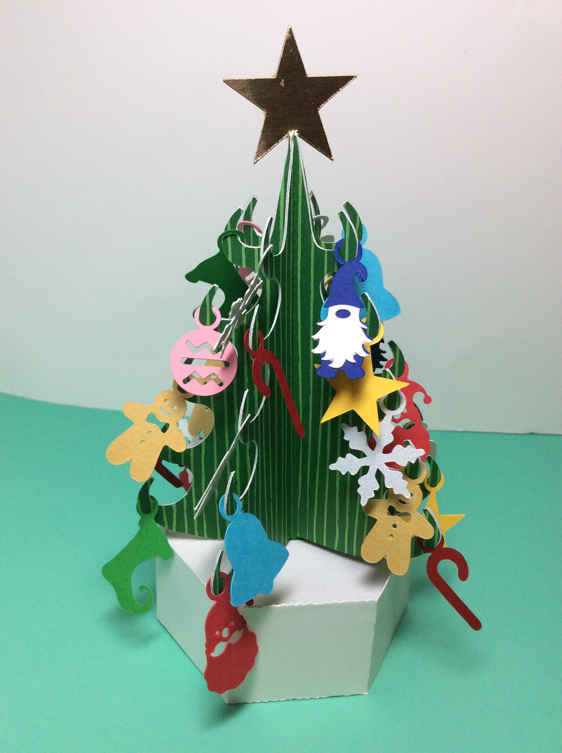 Papercrafts and other fun things: A Christmas Tree Pop-Up With Ornaments