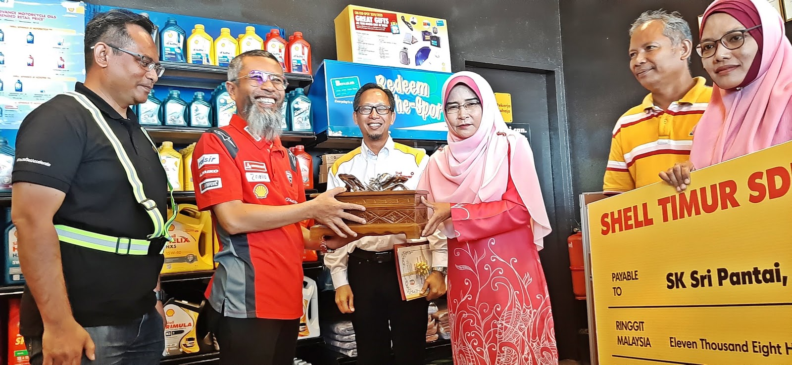 Penyerahan Mock Cheque daripada Shell Timur Sdn. Bhd. kepada Warga SK ...