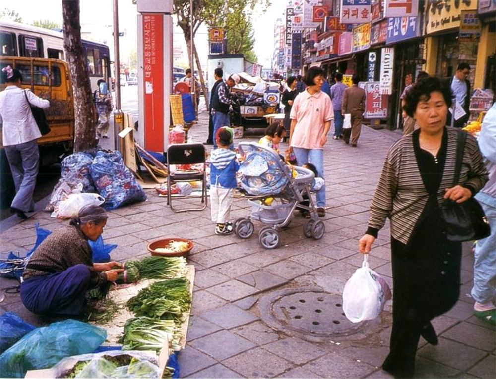 50 Candid Photographs That Capture Street Scenes of South Korea From ...