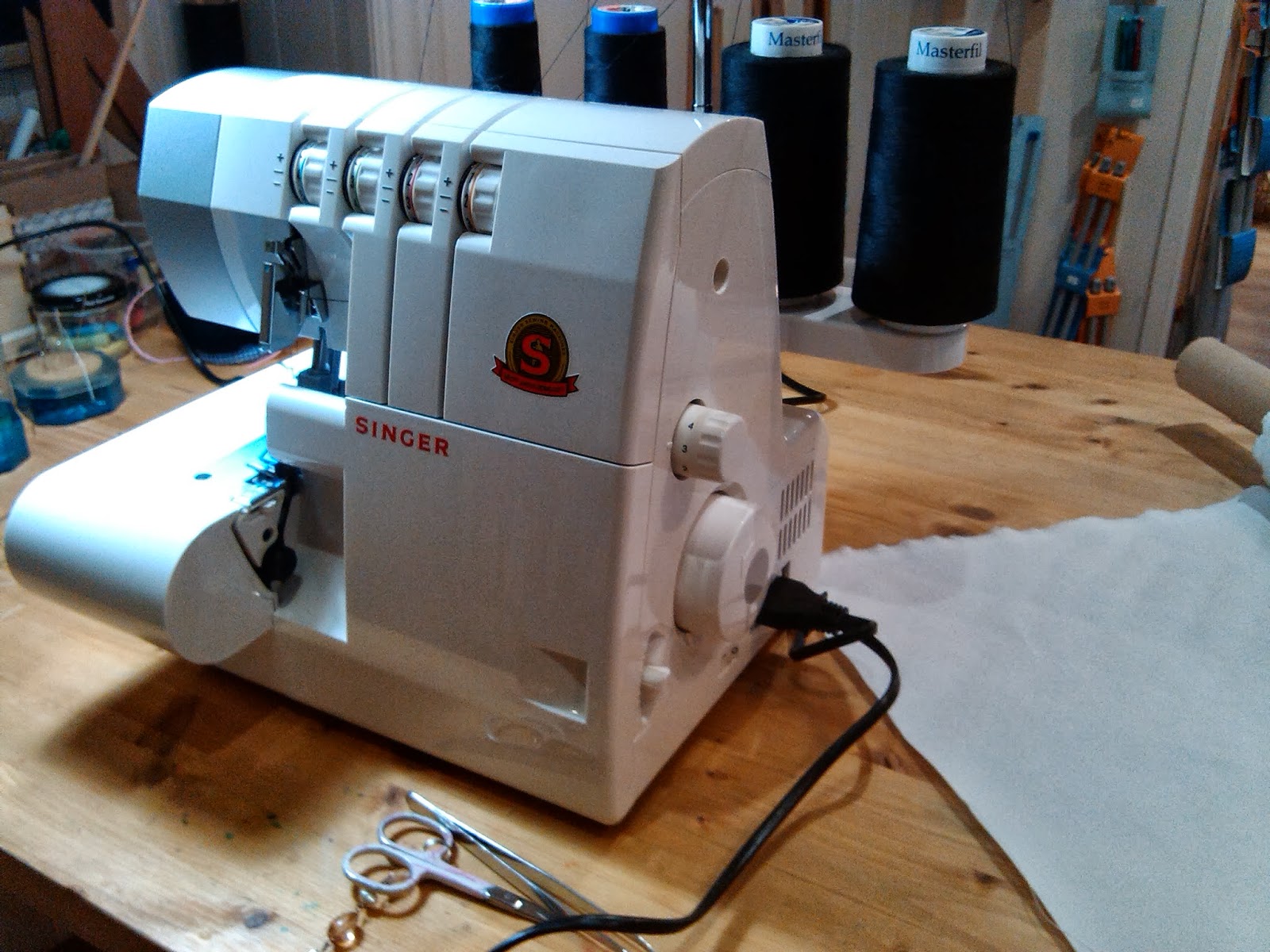 La Tienda Taller: Taller para aprender a usar la overlock Singer 14SH754