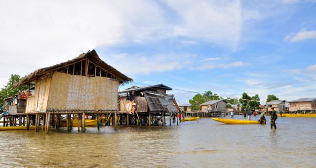 In Pinay's "Ciudad": LAYAG-LAYAG YELLOW BOAT VILLAGE: HOUSES @ ZC ...