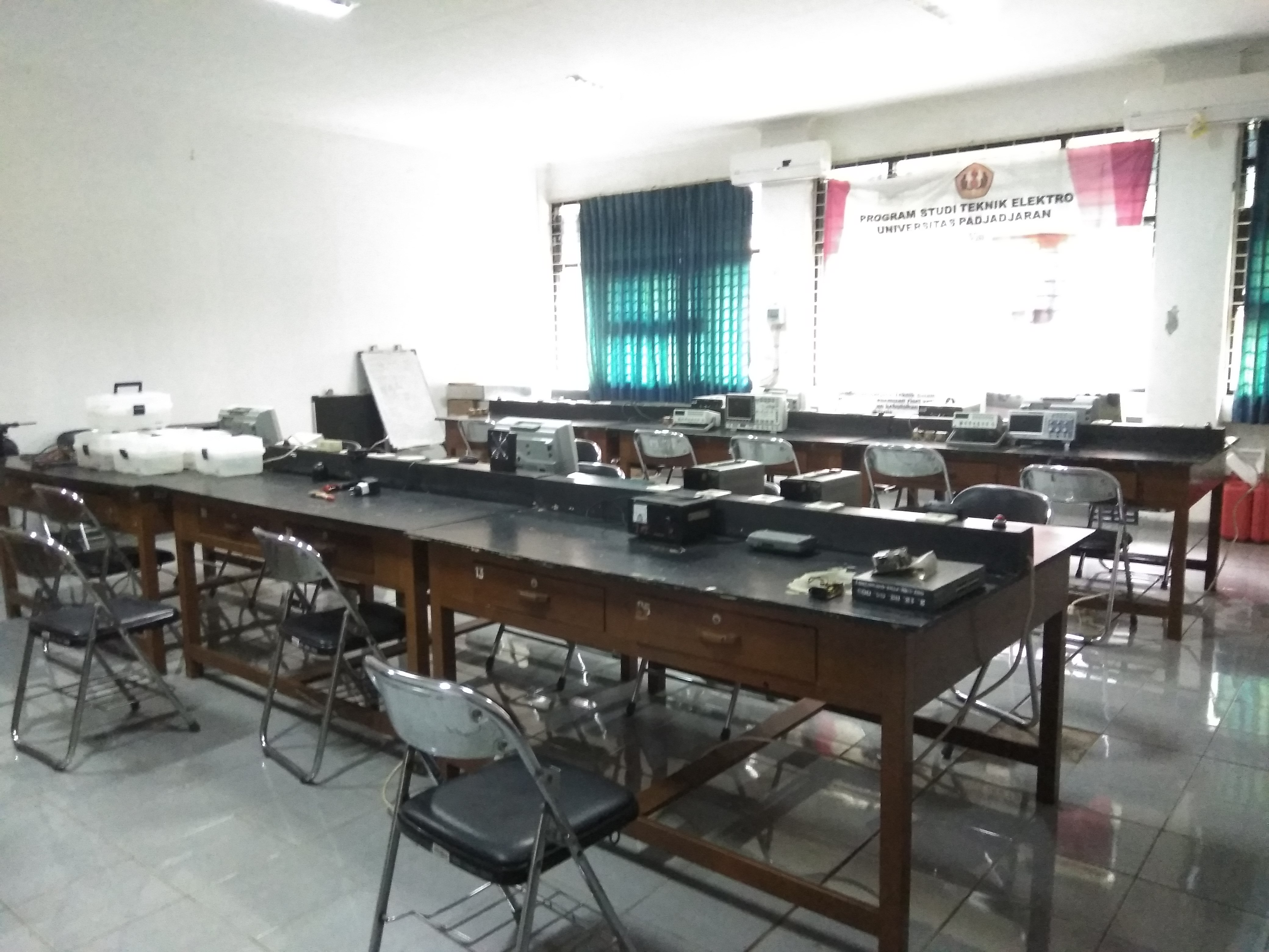 LTE: Ruangan dan Alat Lab