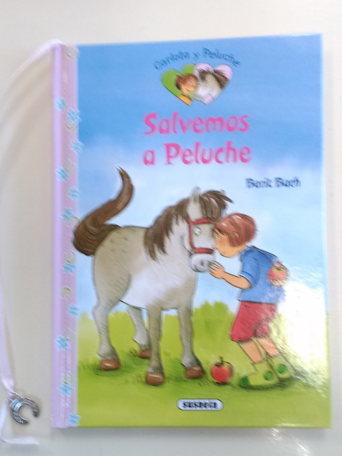 SEGUNDOMONSALUD: CARLA NOS ENSEÑA UNOS LIBROS QUE LE HAN TRAÍDO LOS REYES.