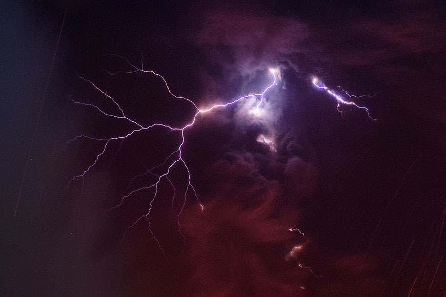 White Wolf : Photographer Captures Incredible Lightning Storm Above ...