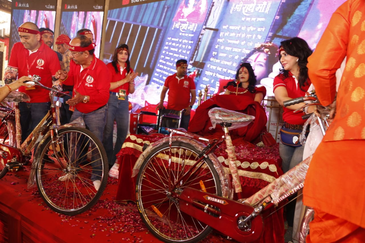 Shri Radhe Maa : Devotees lined up to receive Radhe Maa's Blessings
