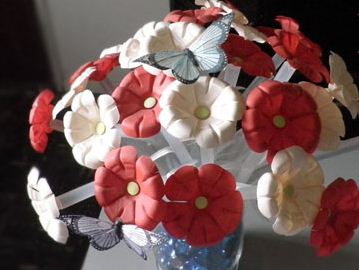 MAESTRA NEILA: Flores con material reciclado