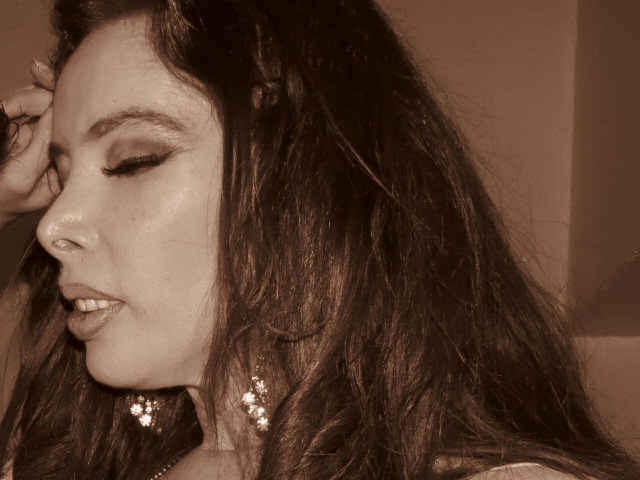 ESPECTACULARIO: CASSANDRA REGUERA MAS QUE UNA CABARETERA