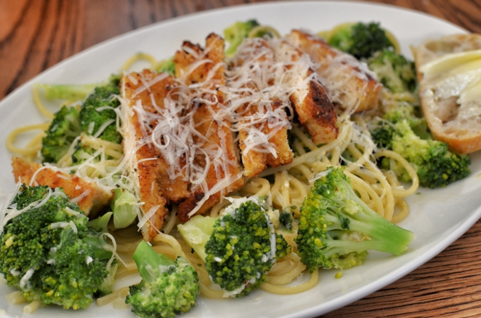 ¡Ideal para el almuerzo! Pasta con pechuga de pollo y brócoli ...