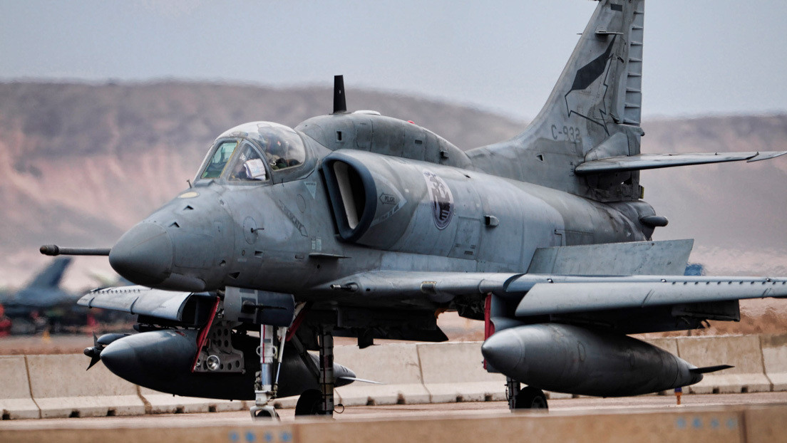 Un avión de combate A-4AR Fightinghawk se estrella y muere el piloto al ...