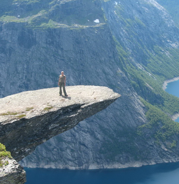 THE WORLD GEOGRAPHY: 10 Spectacular Overhanging Rocks