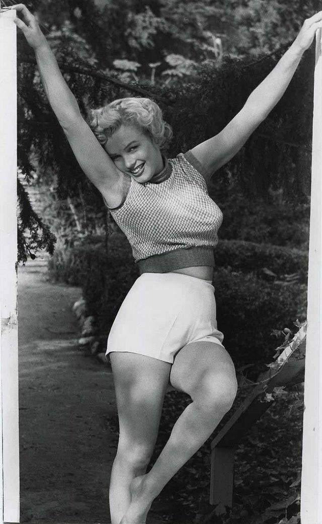 10 Fascinating Black And White Photos Of Marilyn Monroe In Shorts At