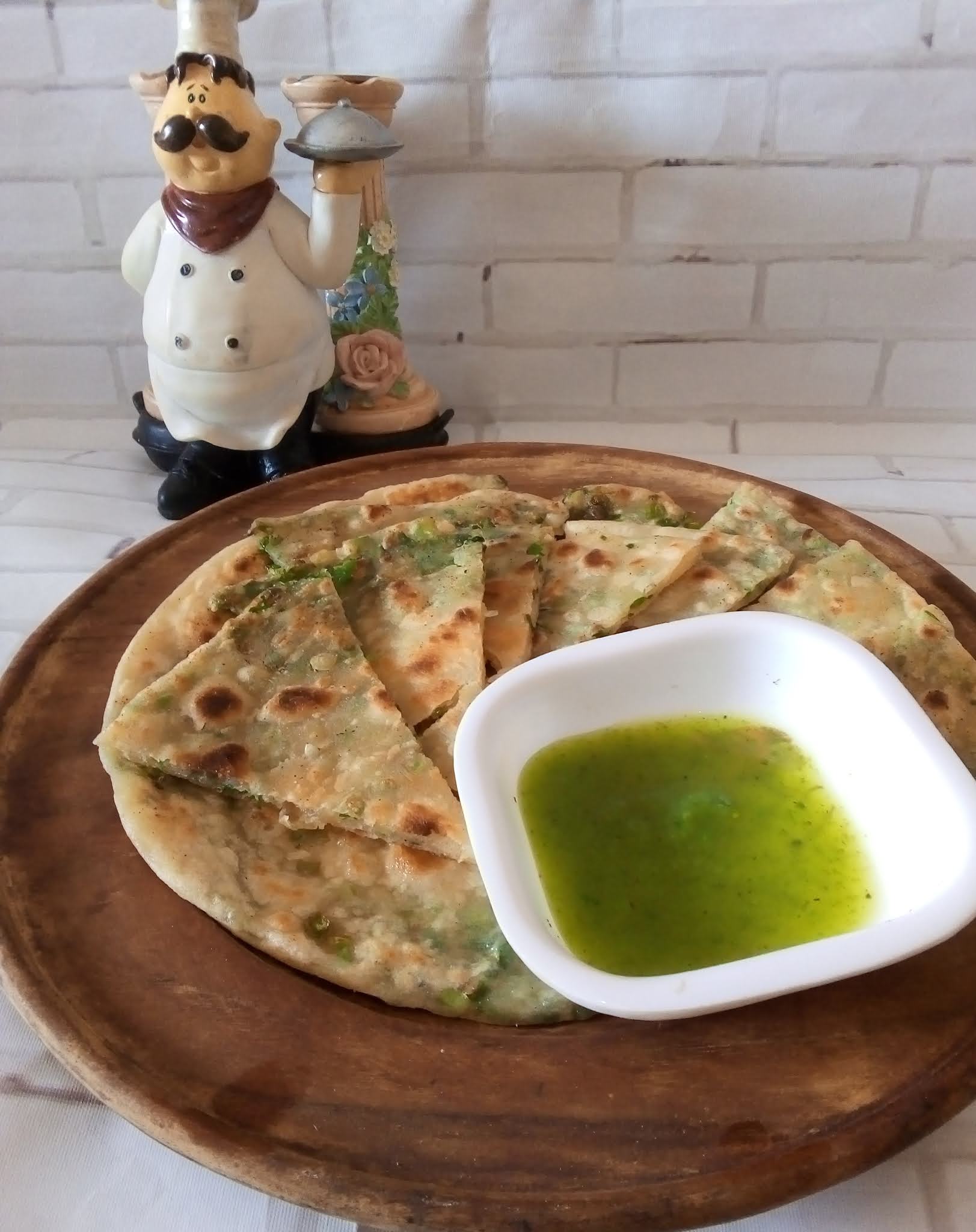 Cookbook: HAREY LAHSAN KE PARATHEY (Spring Garlic Parathey)