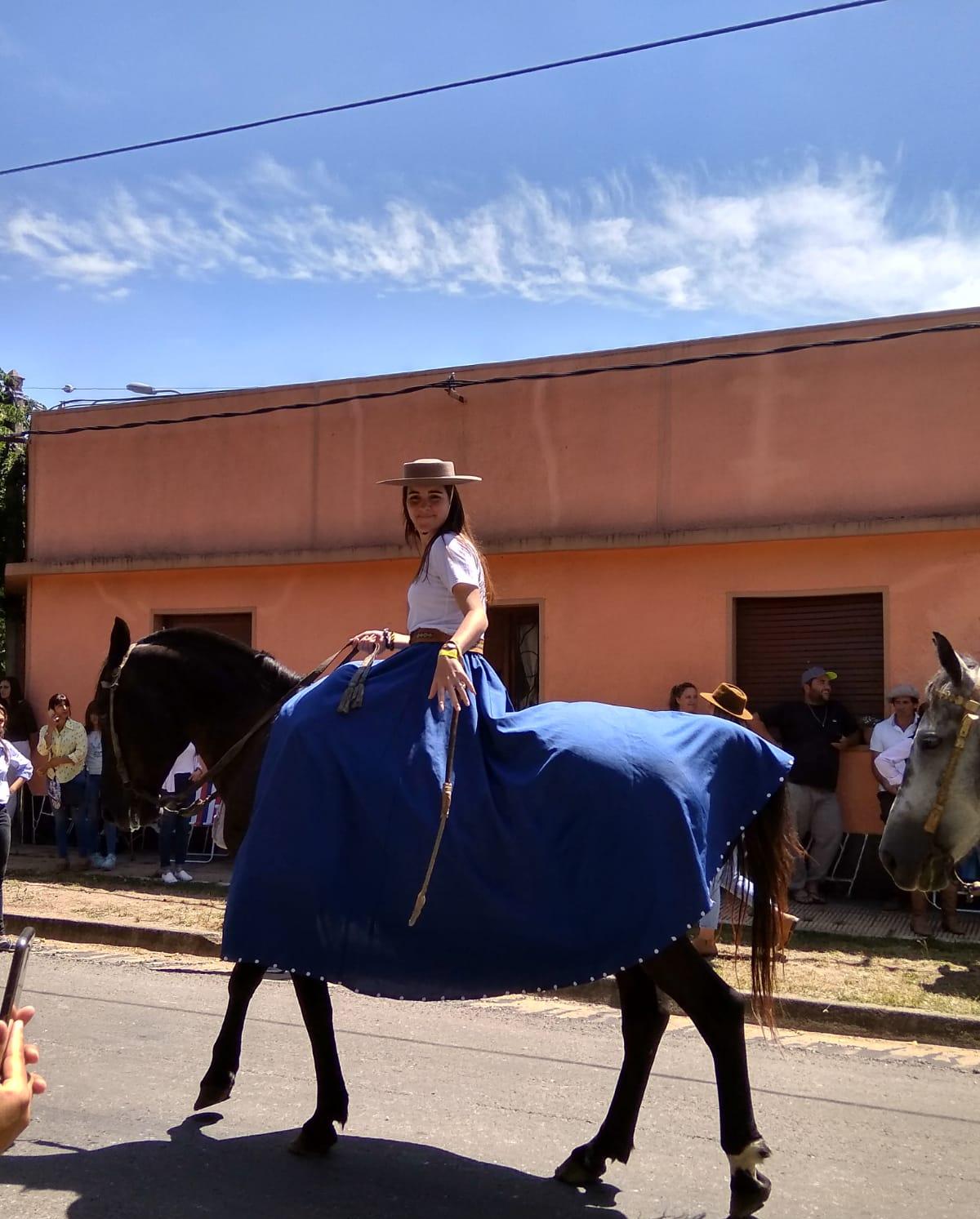 POLLERA ACAMPANADA-PONCHO
