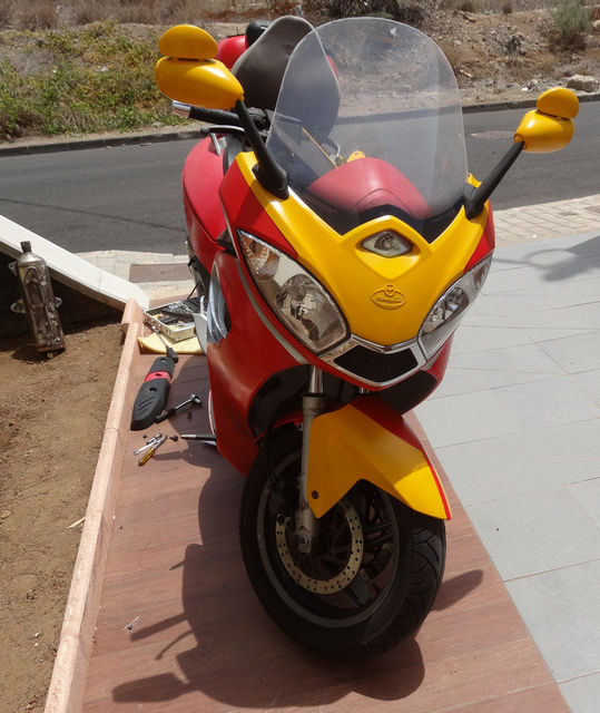 Malaguti Spidermax GT500: Oh, the night is my world - City light ...