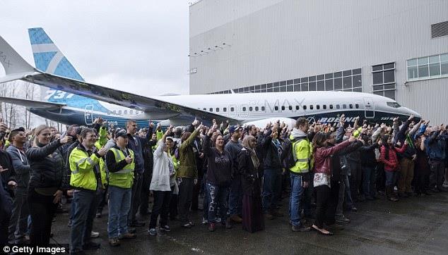 Το νέο Boeing 737 Max 7 - Εντυπωσιακό timelapse με την τελική ...