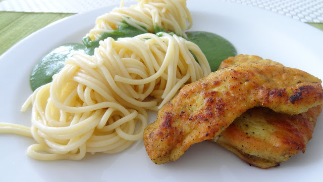 Karina Kocht!: Hühnerschnitzel mit Spinatpasta