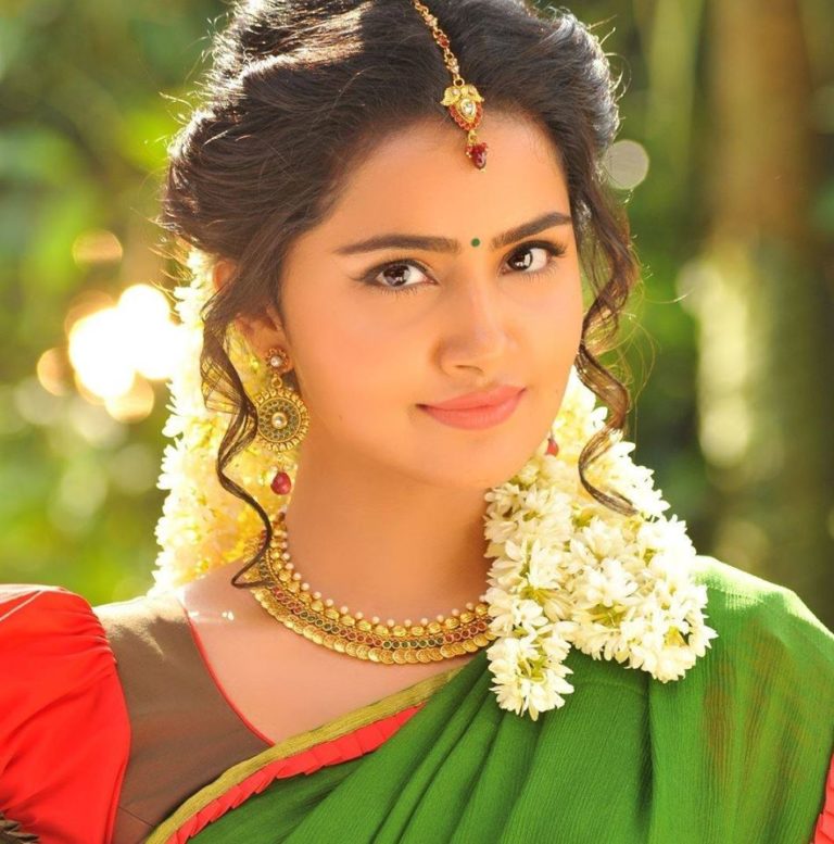 Anupama Parameswaran Beautiful HD Wallpaper ~ Movie Gallery