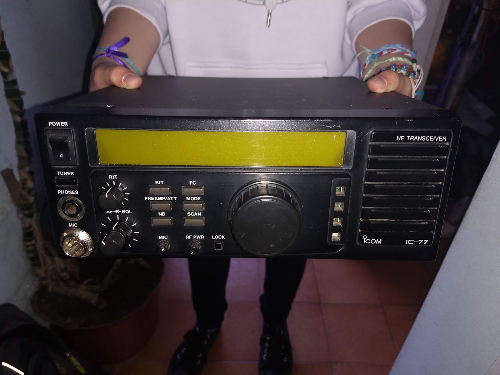 LU1DEH: ICOM IC-77 modificado a banda corrida.