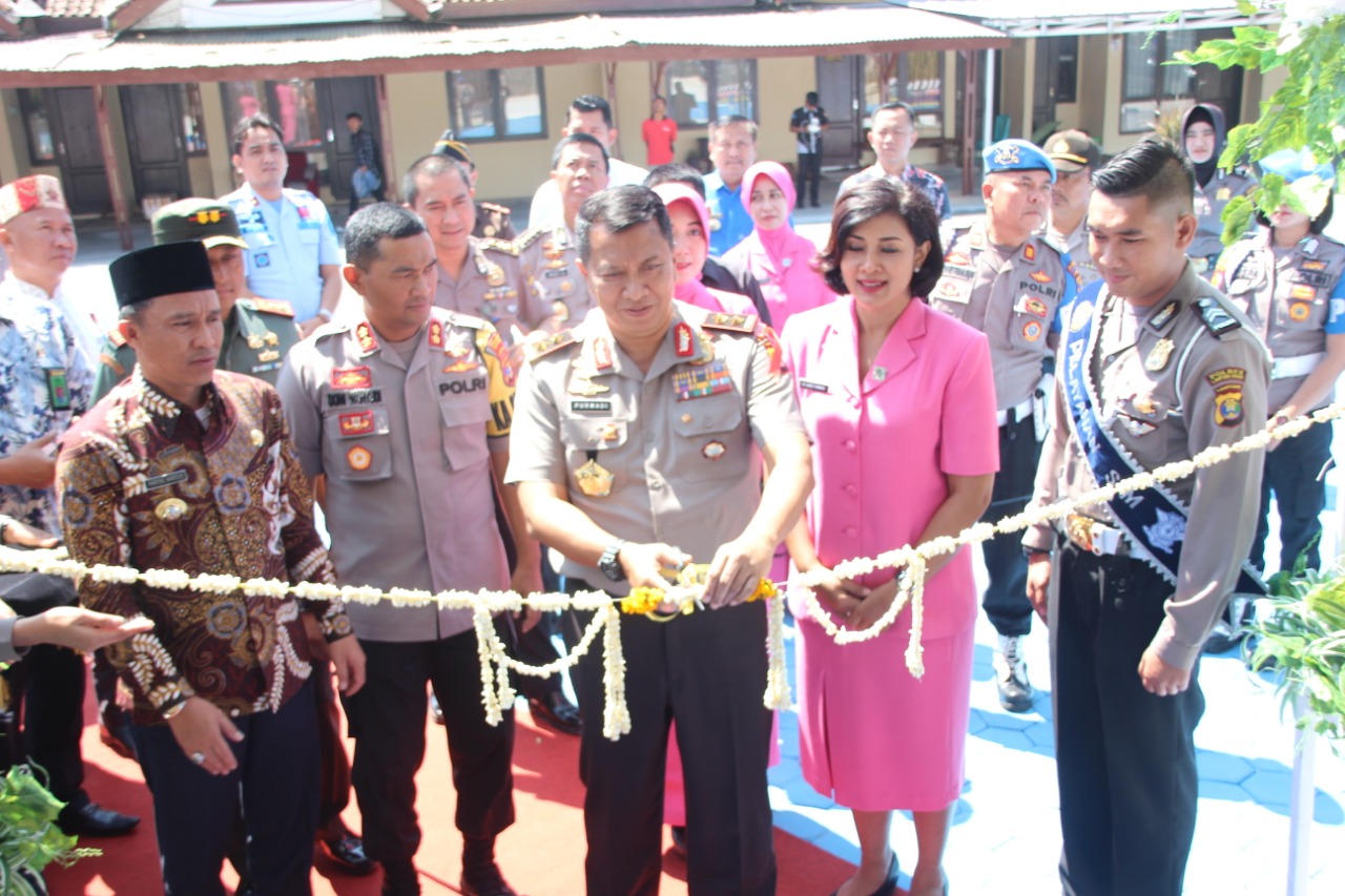 Kapolda Lampung, Irjen Pol Drs. Purwadi Arianto beserta PJU dan rombongan melakukan kunjungan ...