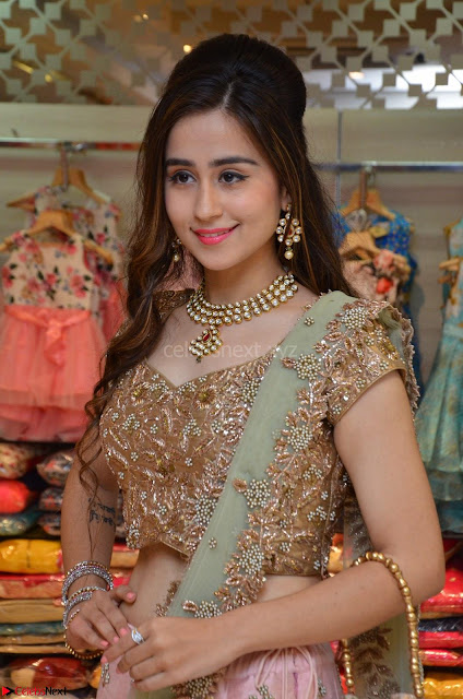 Simrat Juneja looks super cute in golden choli Saree at Splurge ...