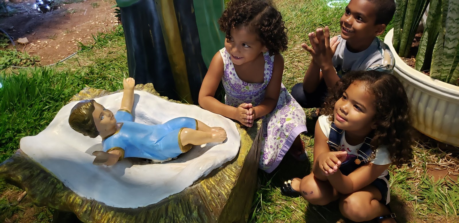 Crianças de comunidade carente em um passeio mágico de Natal em Jacobina