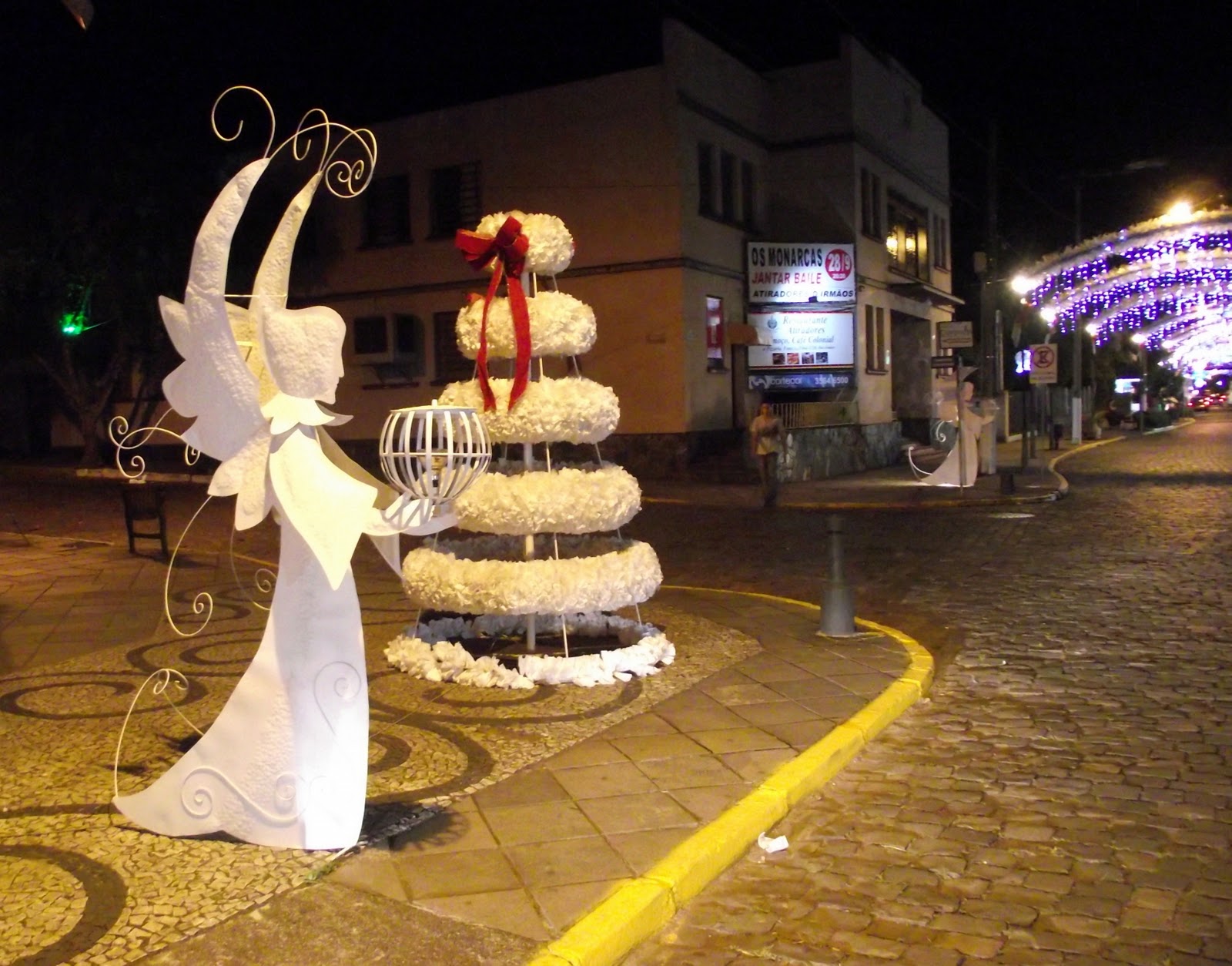 BLOG DOIS IRMÃOS: Últimos ajustes na decoração do Natal dos Anjos