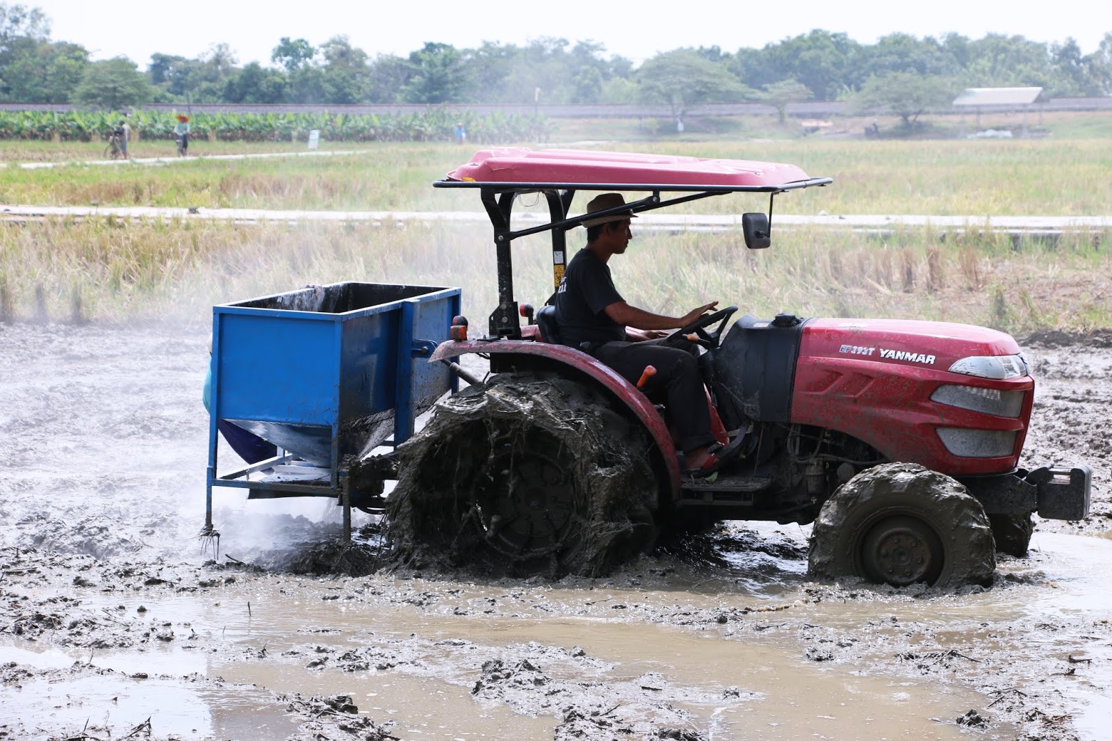 Modifikasi Traktor Roda Empat Penyebar Pupuk Sawah